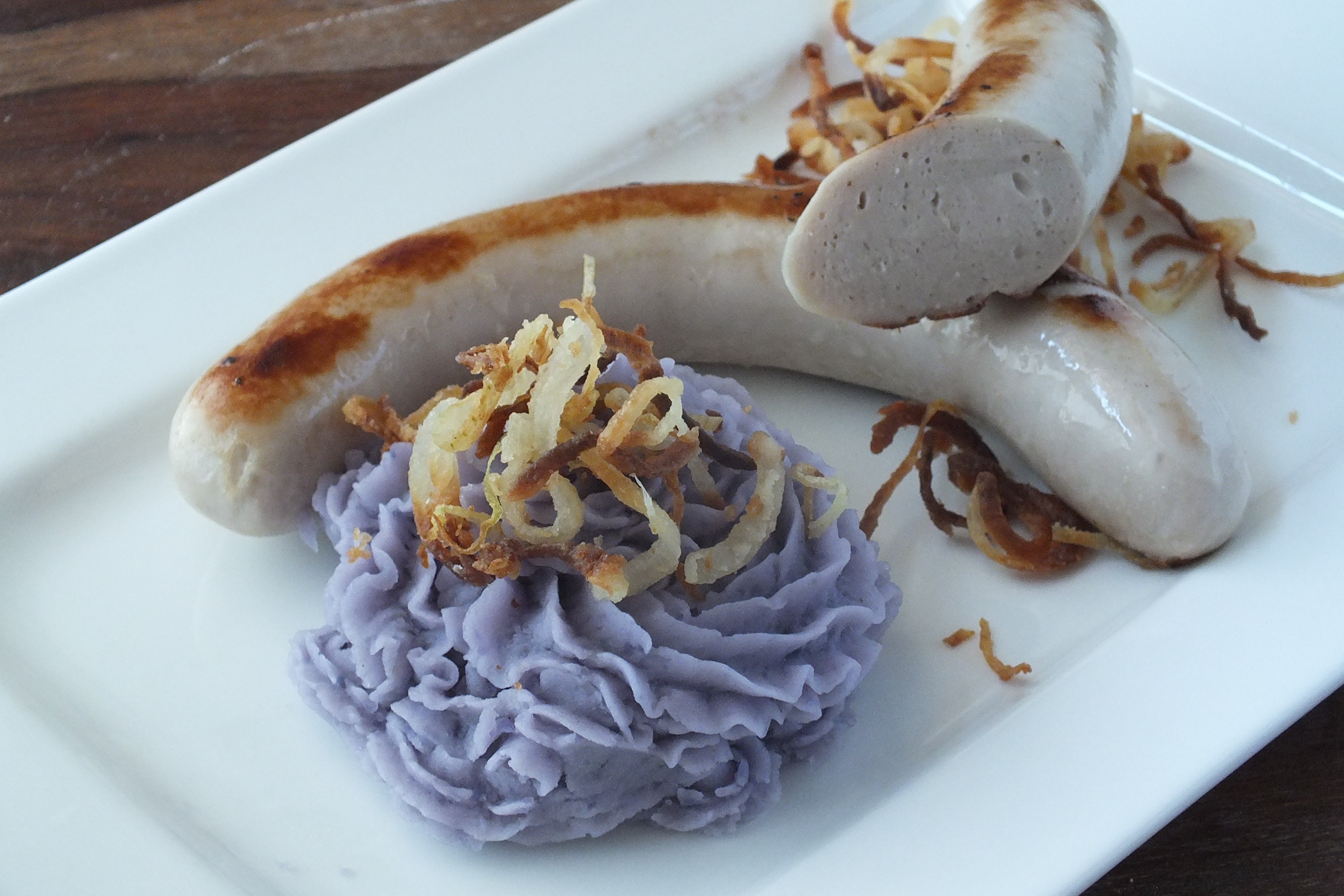 KALBSBRATWURST MIT LILA KARTOFFELBREI - Kartoffelwerkstatt